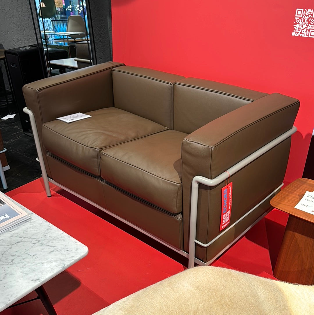 LC 2 Zweisitzer von Cassina bei hecht – hecht design shop